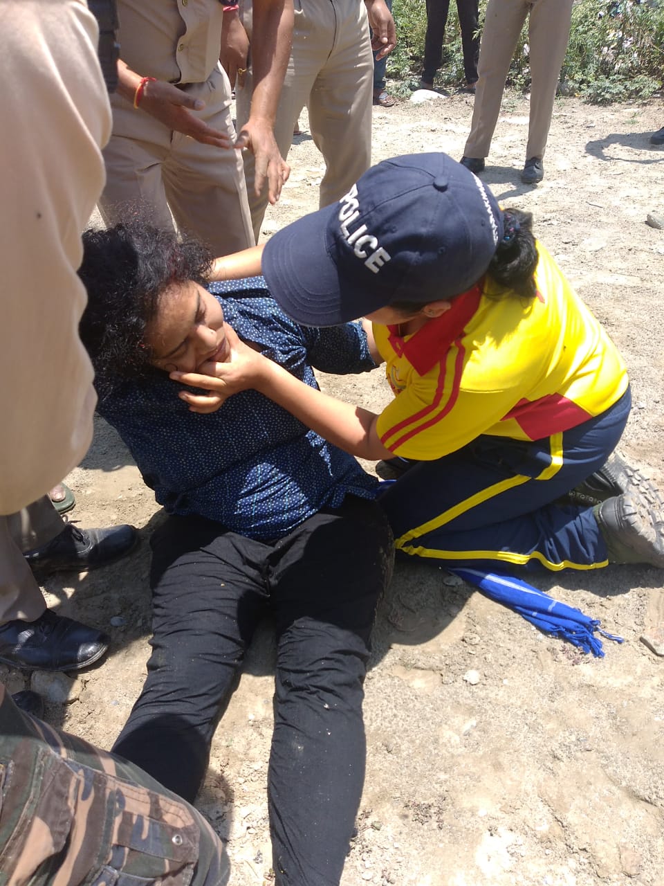 जी बी पंत घुड़दौड़ी इंजीनियरिंग कॉलेज की महिला प्रोफेसर ने अलकनंदा में लगाई छलांग देखिए वीडियो ...