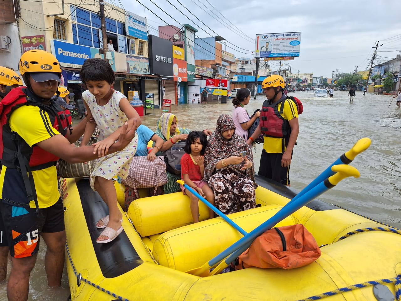 बाढ़ ग्रस्त क्षेत्र में प्रसव पीड़ा से कराह रही महिला के लिए संकटमोचक बनी SDRF उत्तराखंड पुलिस ...