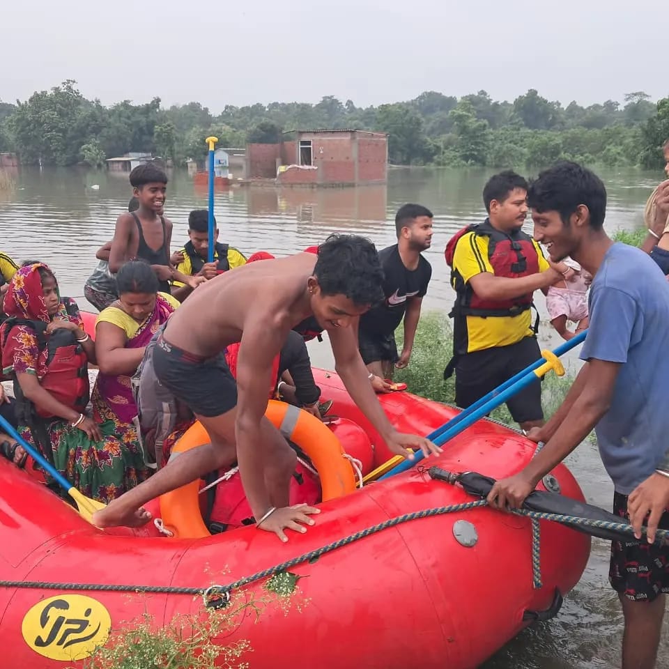 जनपद उधमसिंहनगर – सितारगंज अरविन्द नगर क्षेत्र में जलभराव से घरों में फंसे लोग, SDRF ने चलाया ...